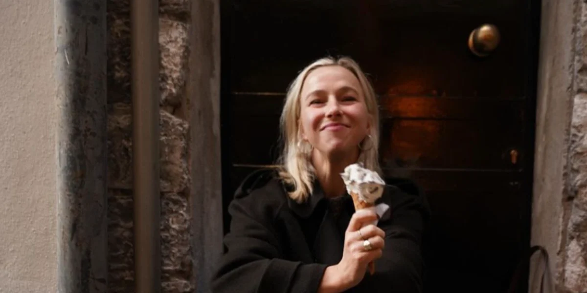 FOTO: Jackie Groenen deelt leuke foto in iets te kort rokje