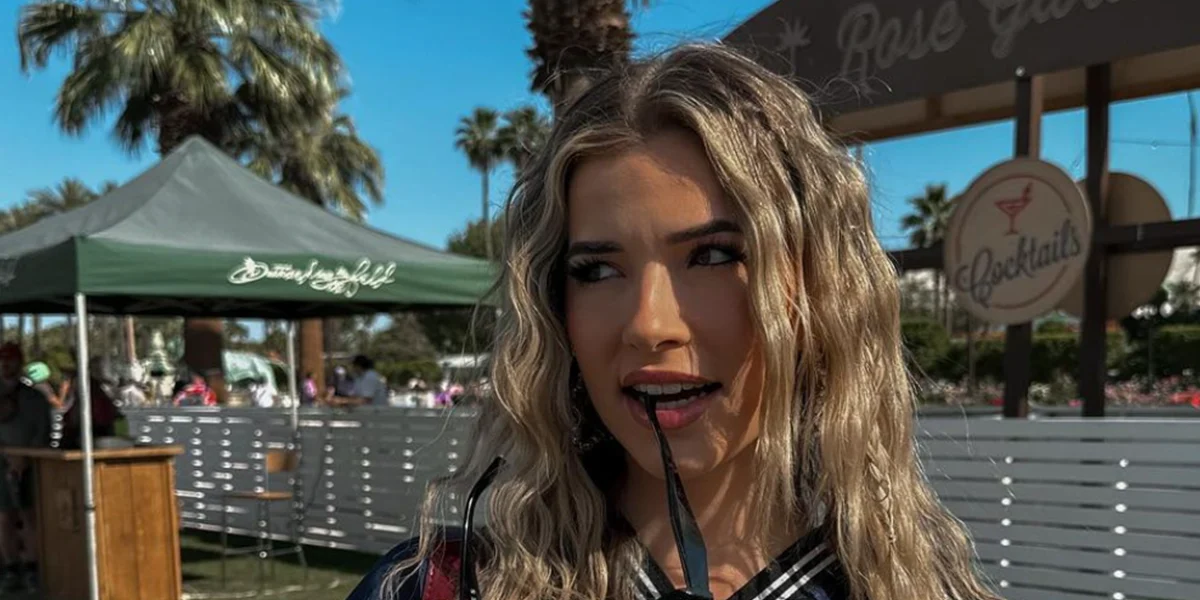 FOTO: Jade Anna deelt foto's in doorschijnende rode jurk