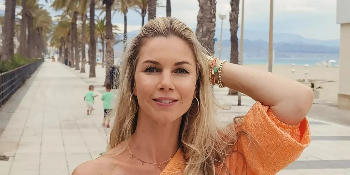 FOTO: Anouk Hoogendijk deelt verleidelijke lingeriefoto op Instagram