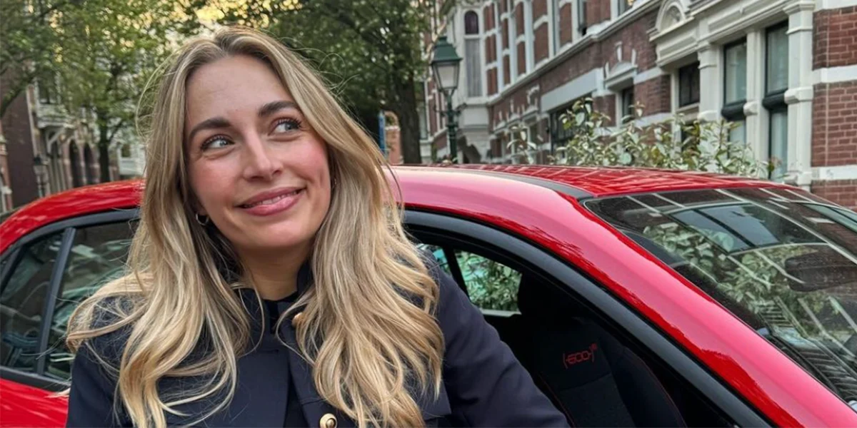 FOTO: Shelly Sterk deelt een foto in een doorschijnende rode top