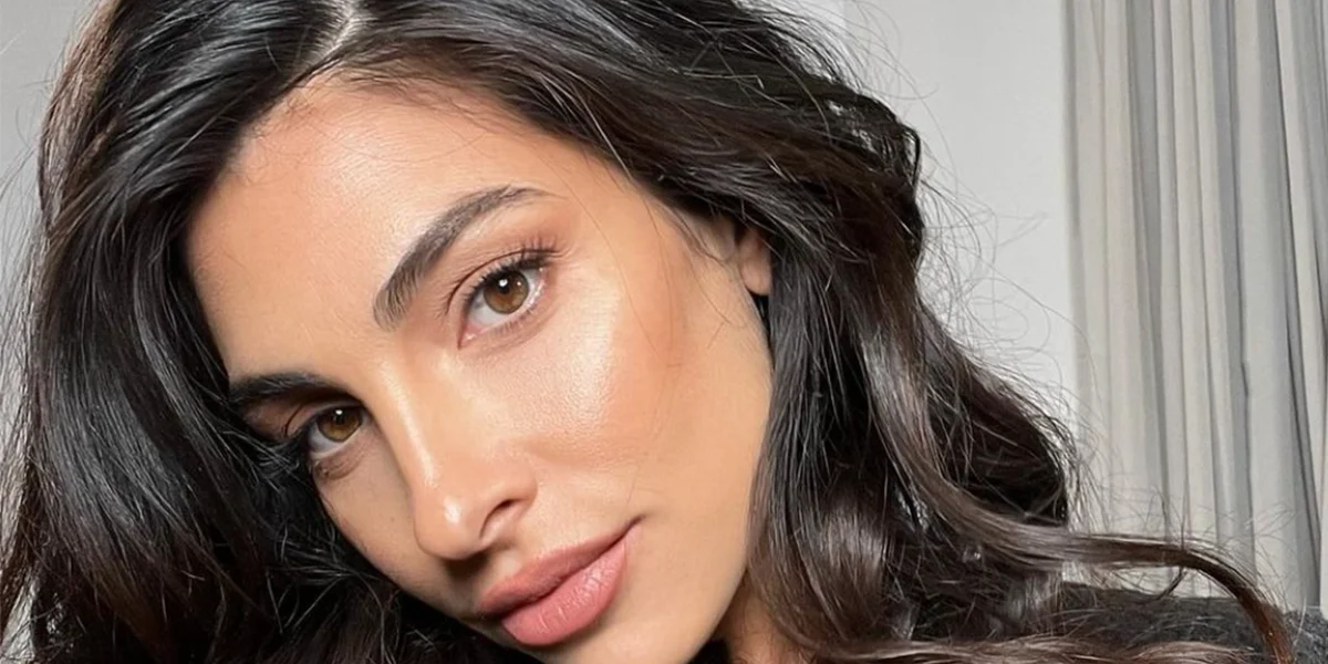 FOTO: Anna Nooshin heeft het zichtbaar koud op spiegelfoto in ...