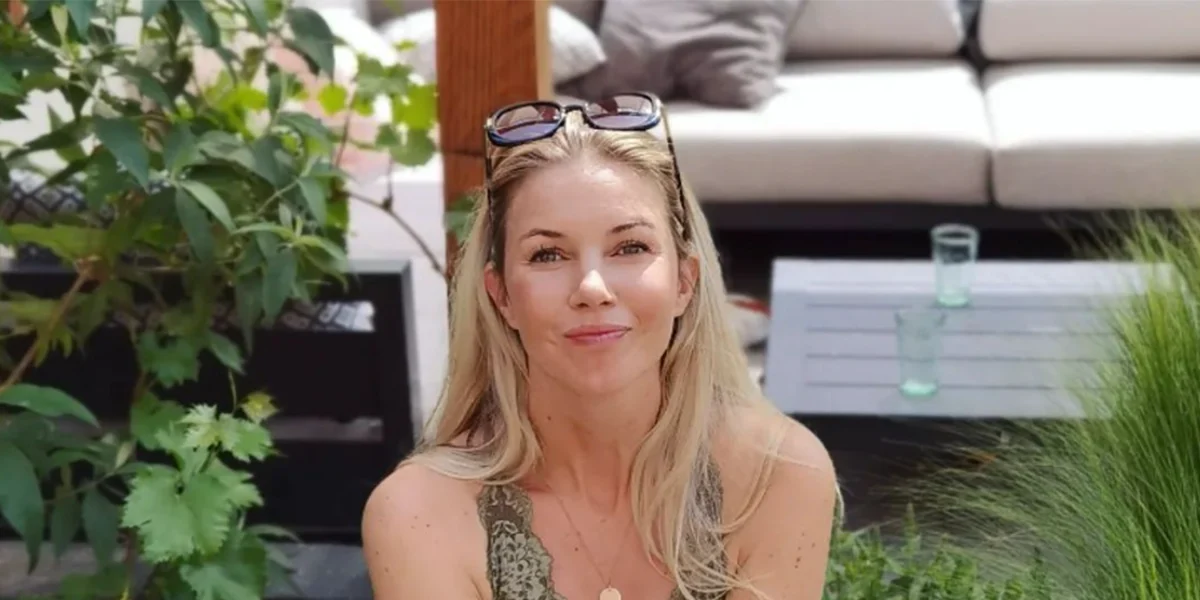 FOTO: Anouk Hoogendijk werkt in de tuin in een topje met flink decolleté