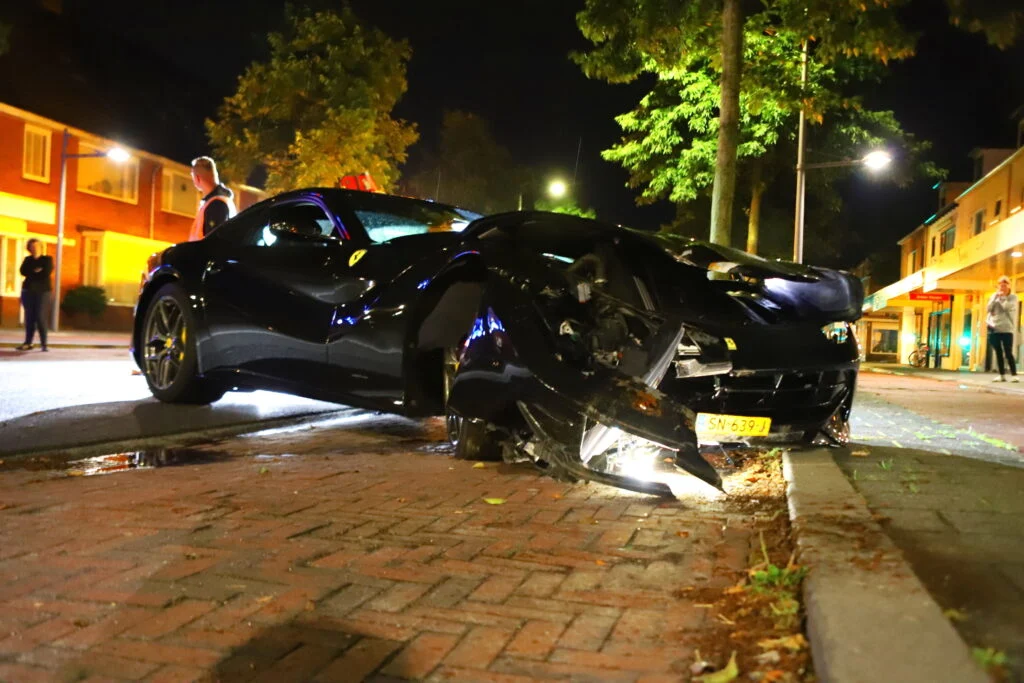 FOTO'S: Ferrari F12 Berlinetta van 4 ton crasht in Den Helder