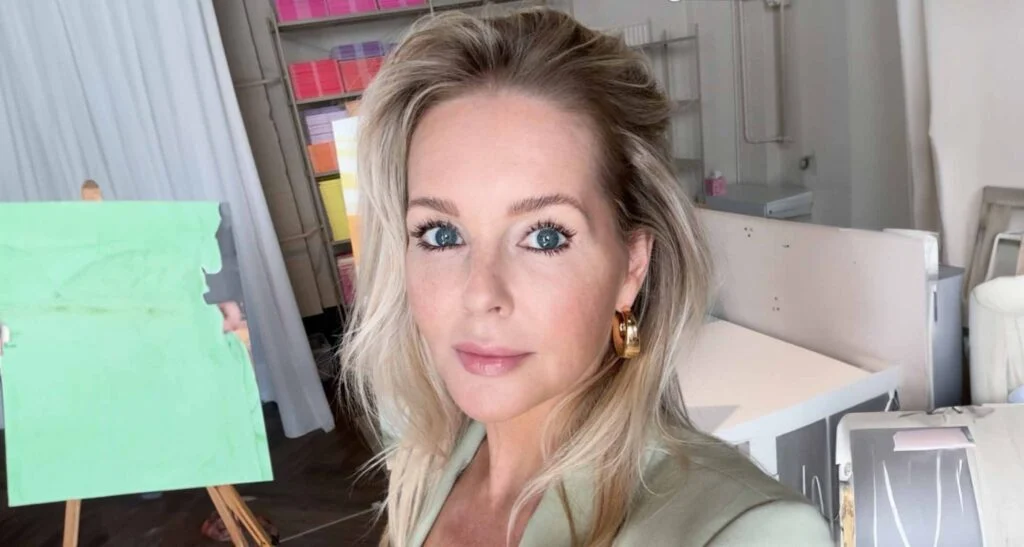 FOTO: Chantal Janzen gooit jasje open op het kantoor en deelt een plaatje