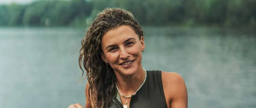 FOTO: Hockeyster Maria Verschoor rits haar badpak open na een zichtbaar ...