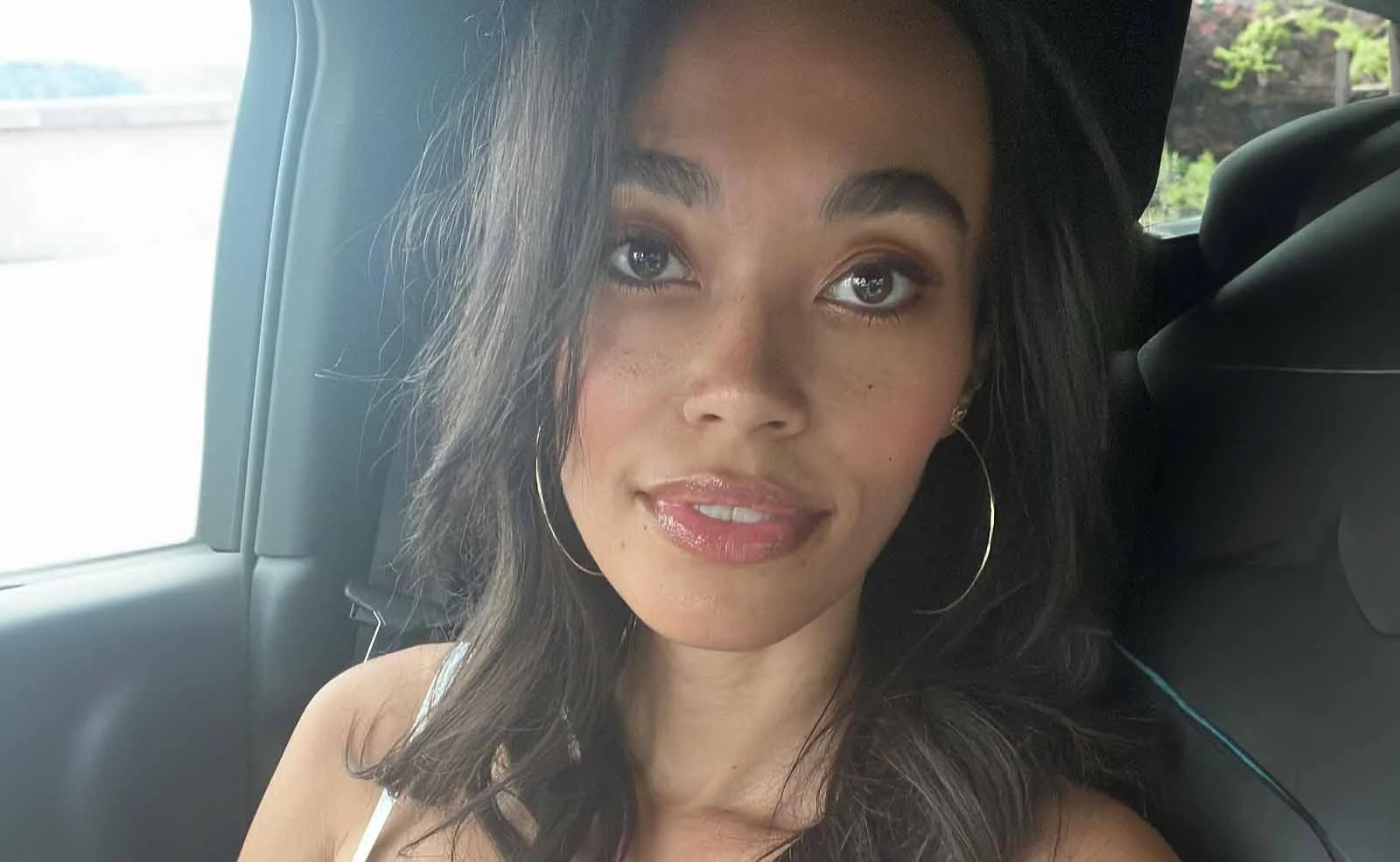 FOTO: Romy Monteiro moet haar bikini vasthouden in een onstuimige zee