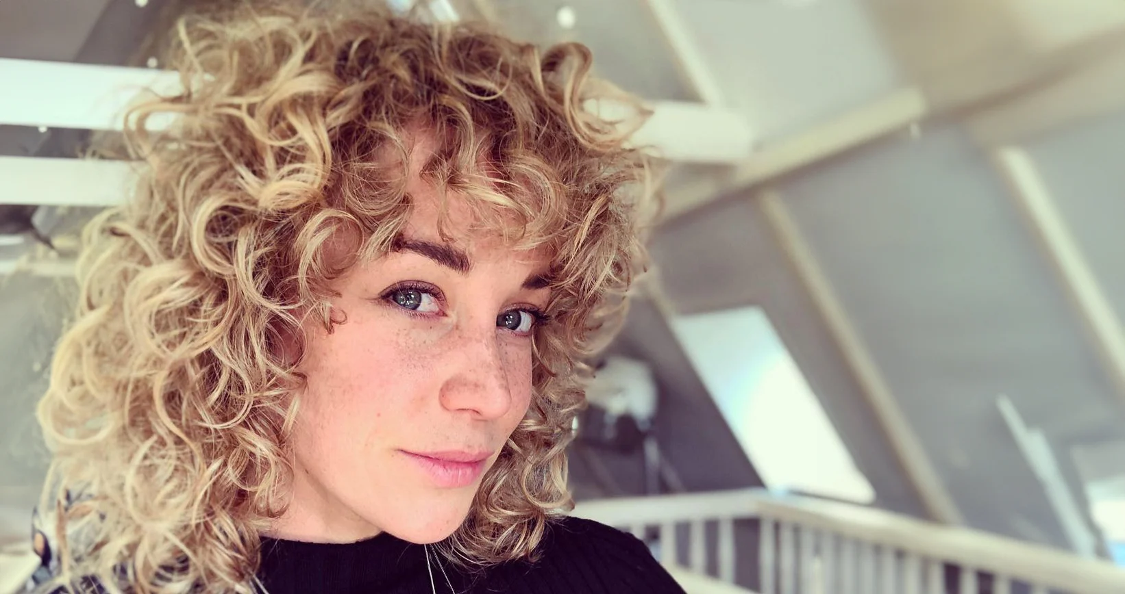 VIDEO: Actrice Anouk Maas toont ondergoed in nieuwe 'get ready with me ...