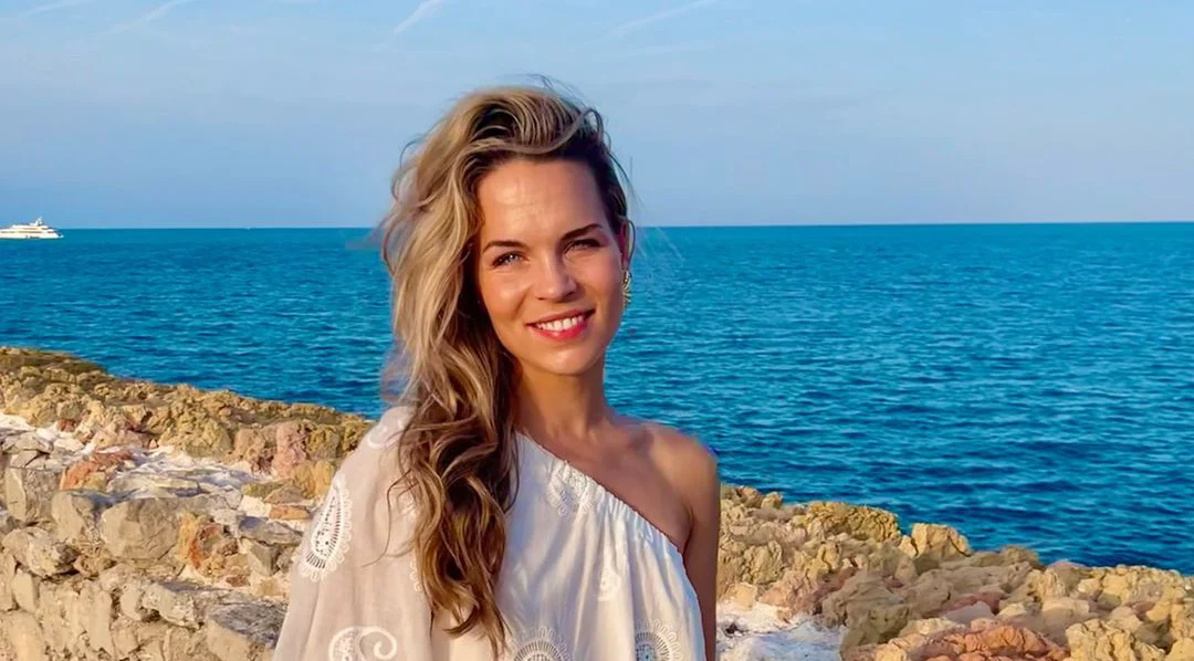 VIDEO: Oud K3-zangeres Klaasje Meijer draait rondjes in het zand in bikini