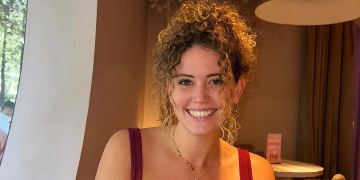 VIDEO: Actrice Emma Decker danst in video in groene jurk met flink ...