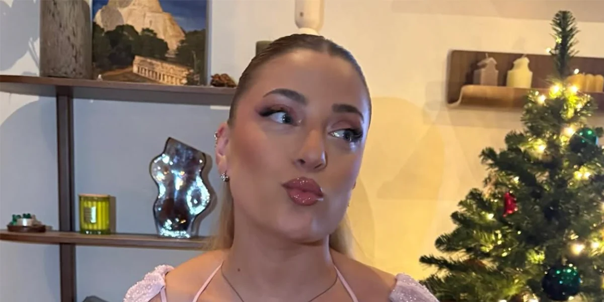 FOTO: Amy Vol neemt nogal opvallende houding aan in shoot op hoge hakken