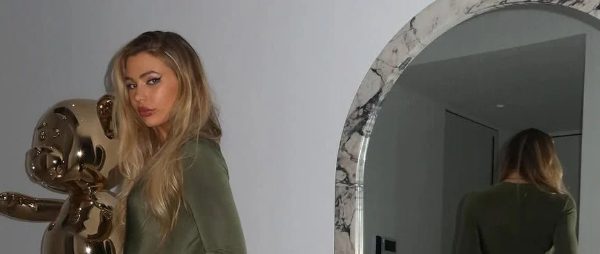 OEPS: Jutta Leerdam vergeet spiegel terwijl ze een erg elegante groene ...