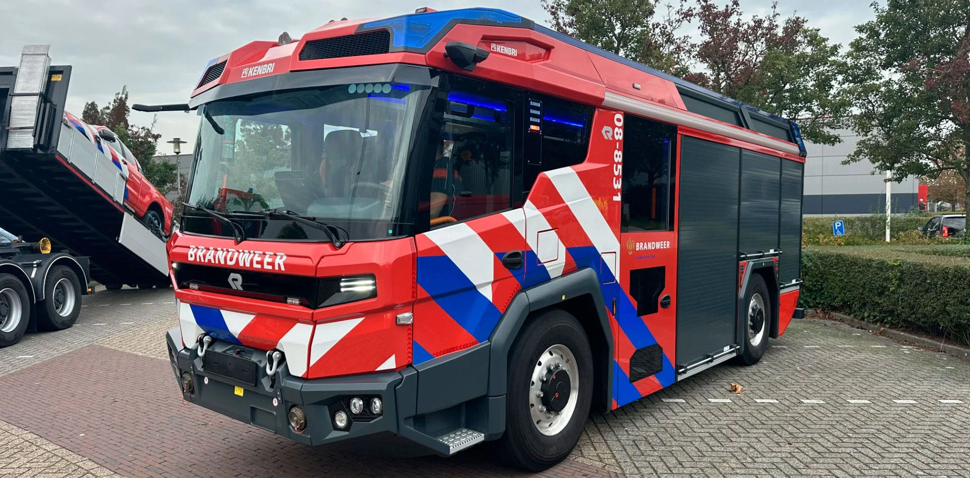 FOTO'S: De brandweer in Tiel oefent met een elektrische brandweerauto ...