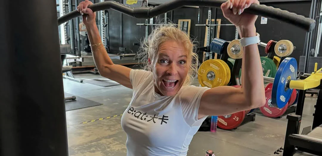 FOTO: Mariska Bauer (49) viert haar verjaardag in een opvallend pantertopje
