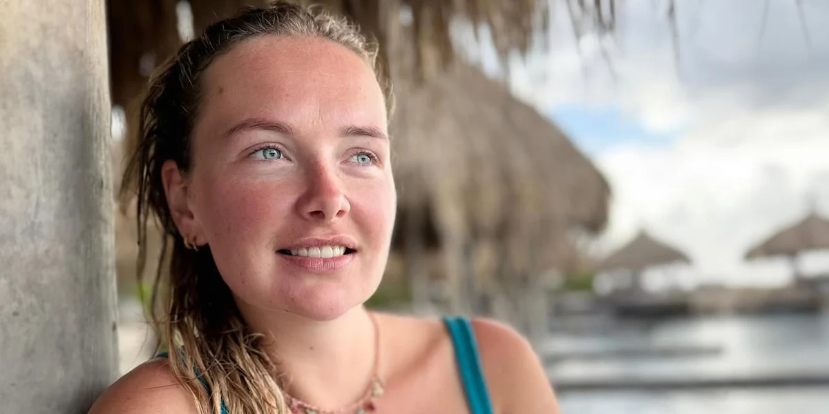 FOTO: Maxime Meiland deelt nog een foto in lichtblauwe bikini vanaf het ...