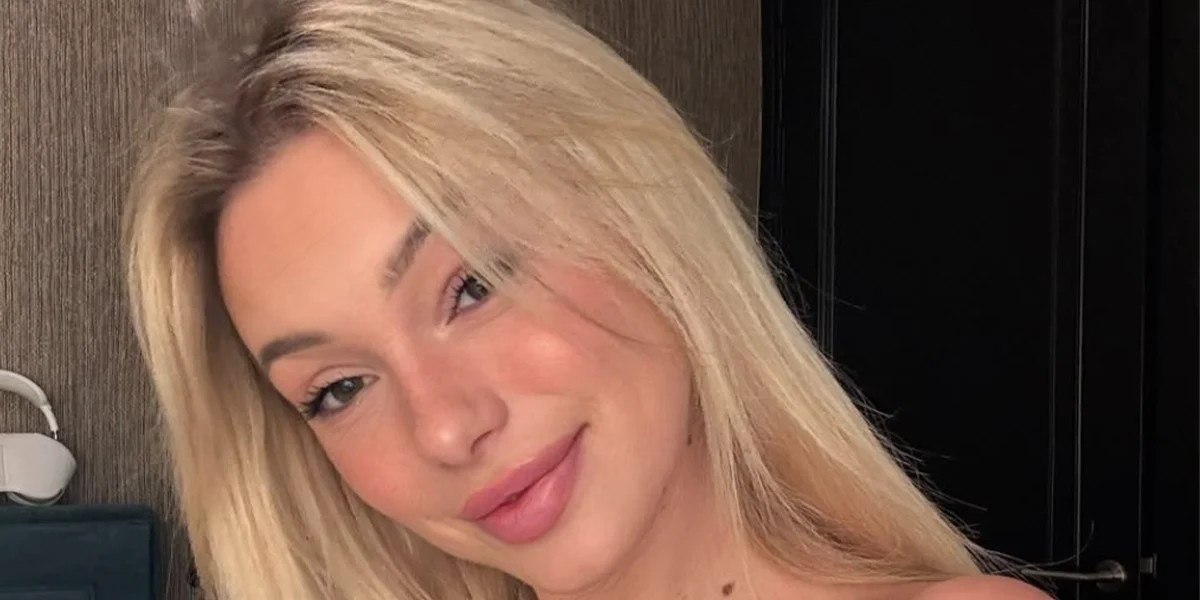 FOTO: Nina de Wal blijft lekker binnen en doet shoot in zwarte lingerie