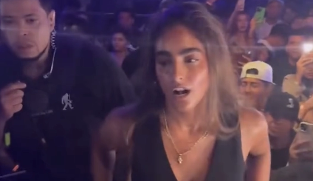 VIDEO: Knappe dame zet Spaanse discotheek op zijn kop met haar dansmoves