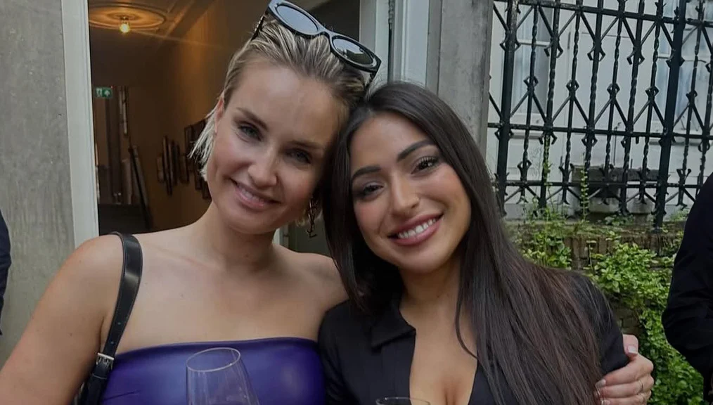 FOTO: Schrijfster Lale Gül heeft 'Beach Day' en deelt spiegelselfie in bikini