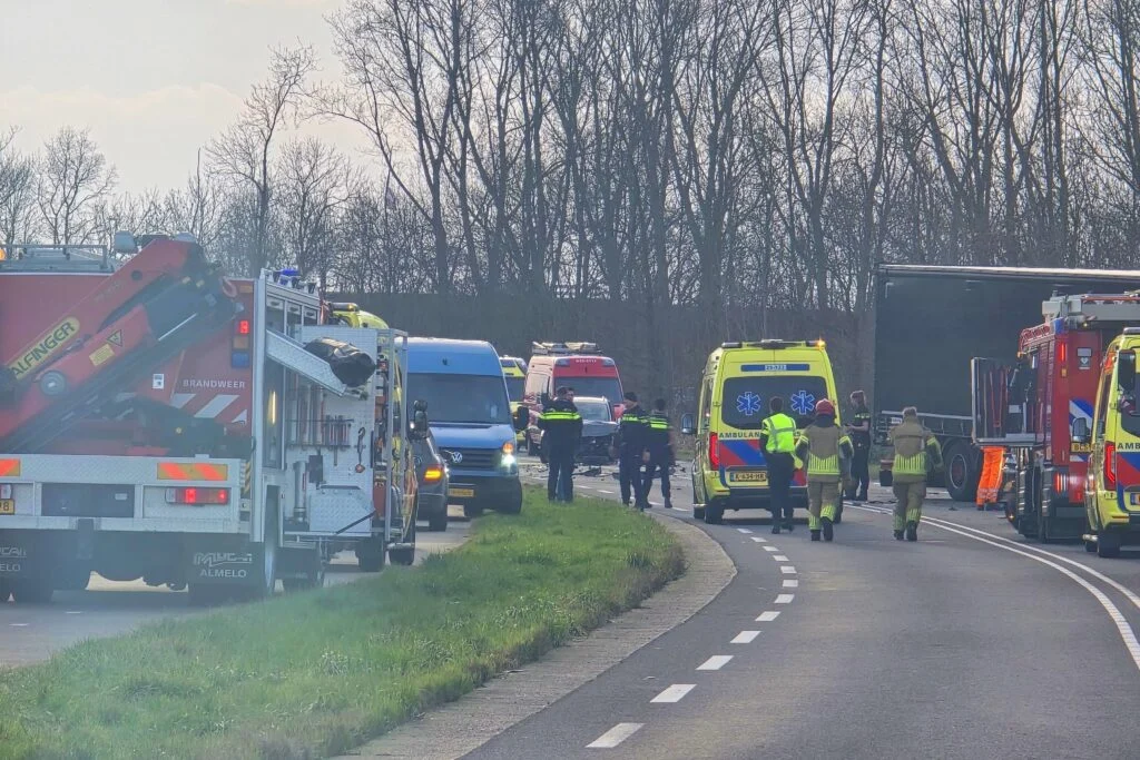 Drie gewonden bij heftige botsing in Lelystad, minderjarige zwaargewond