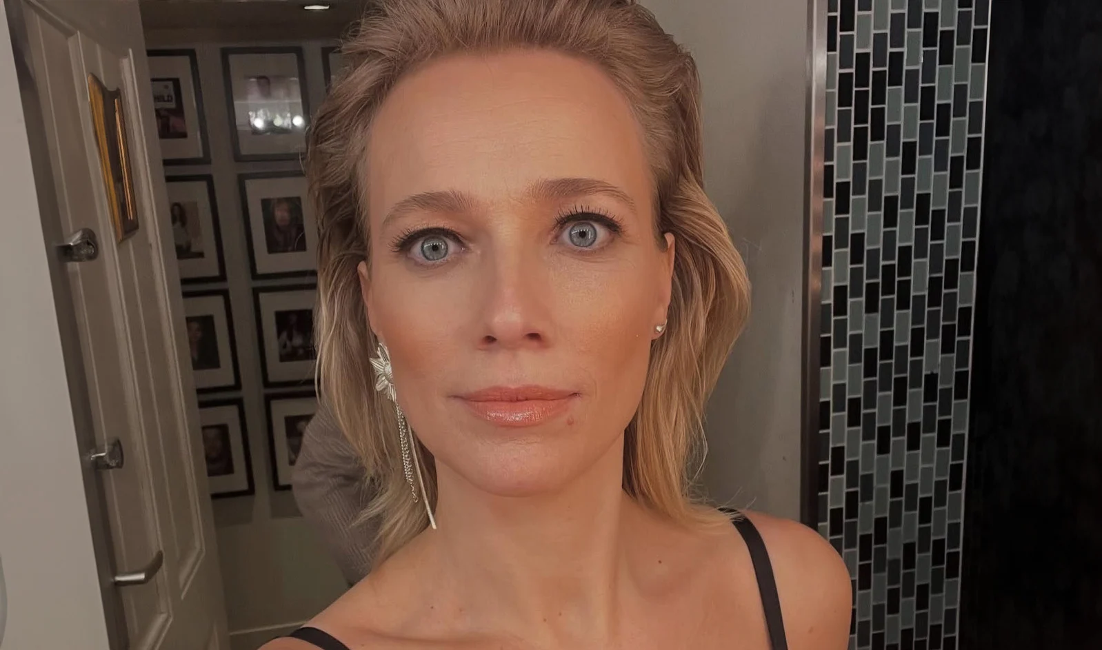 Jennifer Hoffman steelt de show met openstaande jurk bij premiere ...