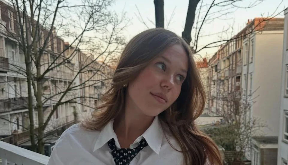 FOTO: TikTokster Rhode Kok verrast met foto in schooloutfit