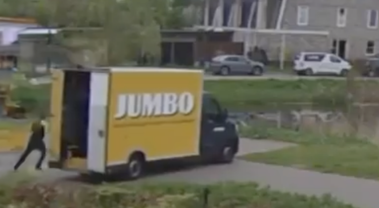 VIDEO: Bezorger van de Jumbo vergat één ding bij het uitladen van de ...