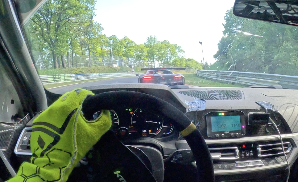 VIDEO: Nederlander wordt ingehaald door ene ‘Franz Hermann’ op Nurburgring