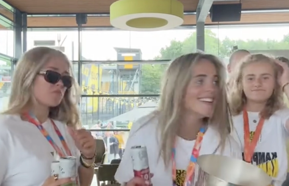 VIDEO: Backstage-beelden van pikante shoot Jill Roord en Pien Sanders ...
