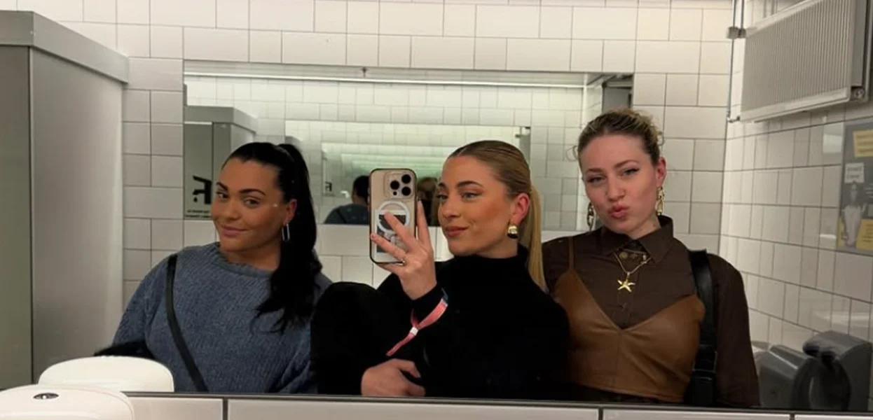 VIDEO: Amy Vol daagt uit met mini-rokje en brutale pose in ...