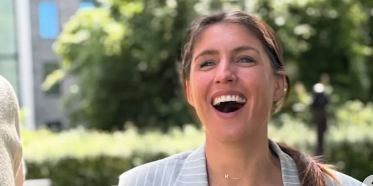 FOTO: Marieke Elsinga verkleedt zich als sportlerares voor 'foute ...