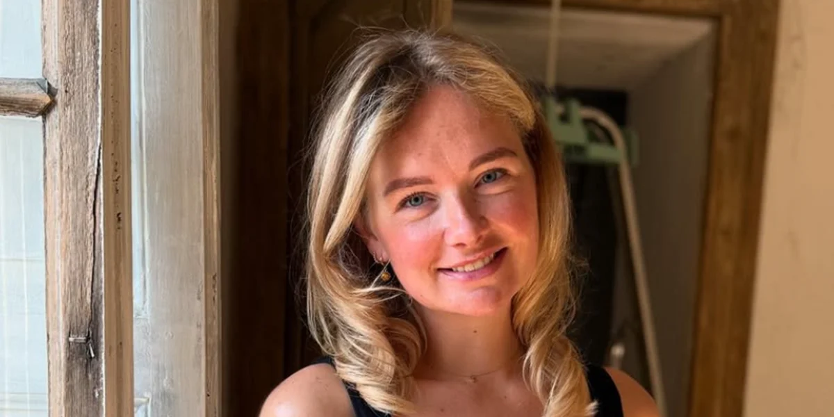 FOTO: Cameramannen maken backstage foto’s van Maxime Meiland in hemdje