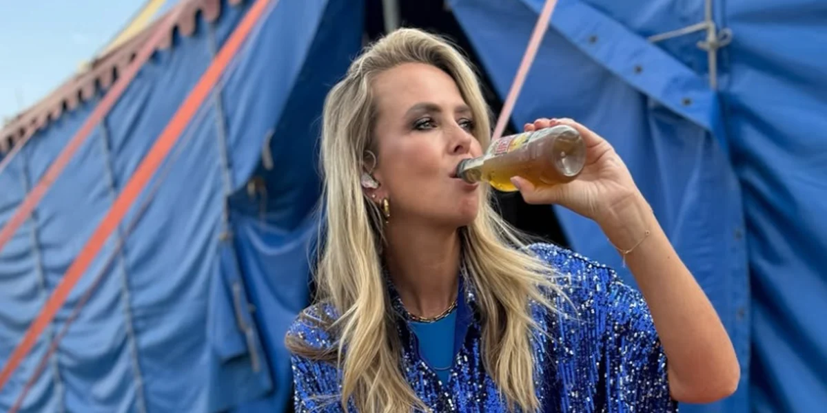 FOTO: Monique Smit deelt bloedhete backstage foto na een optreden