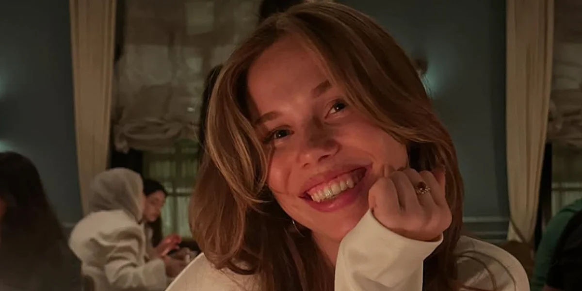 FOTO: Rhode Kok breekt internet met gewaagde spiegelfoto in open wit ...