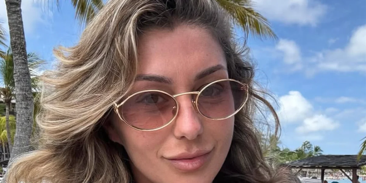 FOTO: Bo de Munk schittert in een elegante maar gedurfde open jurk