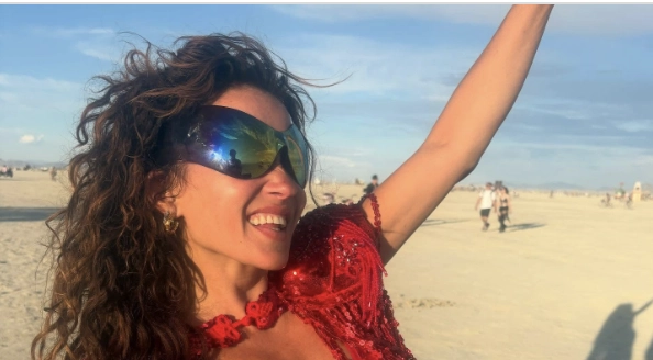 FOTO: Katja Schuurman trekt aandacht met gewaagde (rode) look op Burning Man