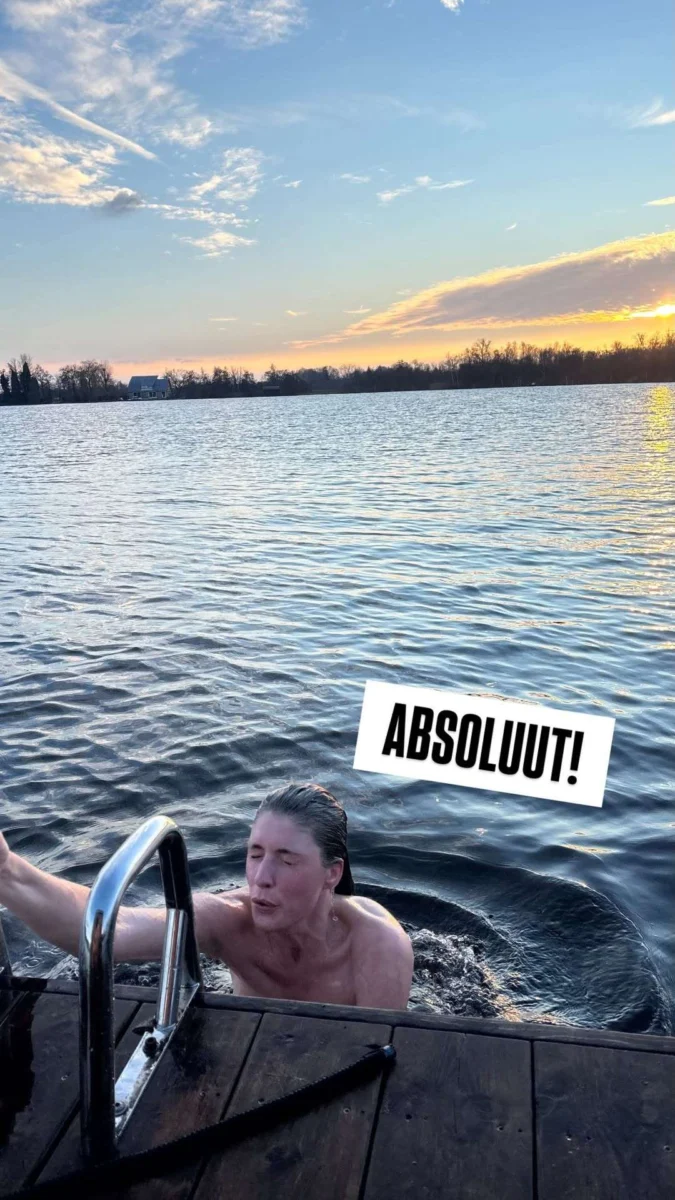 OEPS: Marieke Elsinga gooit zwemkleding uit voor duik vanaf saunaboot